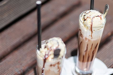 나무 테이블에 크림이 부어진 아이스 커피는 음료의 질감과 상쾌한 모습을 보여 주었습니다 0명에 대한 스톡 사진 및 기타 이미지 0명 냉동된 라떼 Istock