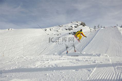 滑雪板极限跳跃高清摄影大图 千库网