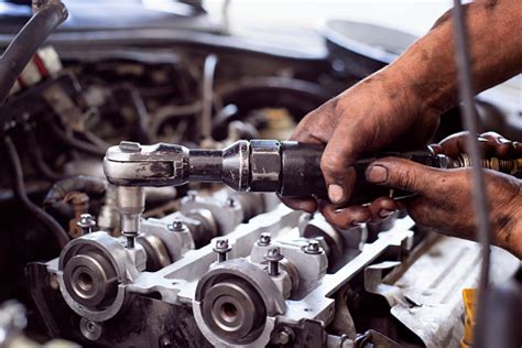 인식할 수 없는 자동차 수리 맨은 기름기 많은 손과 차고의 전문 자동차 수리 도구로 자동차 엔진을 수리합니다 검사 보기에 대한 스톡 사진 및 기타 이미지 Istock
