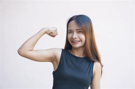 Mujer Flexiona Sus Músculos Mostrando Su Fuerza Foto Premium
