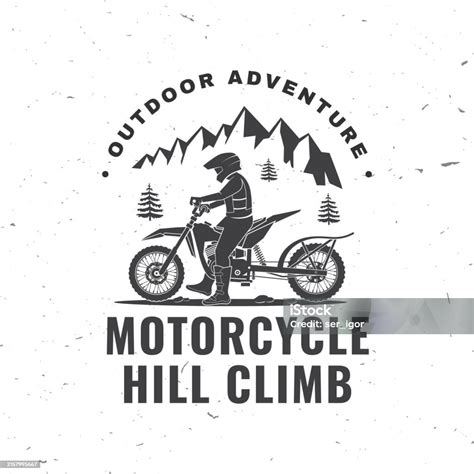 오토바이 언덕 오르기 로고 배지 스티커 벡터 일러스트 레이 션입니다 산에서 극한의 점프와 경주를 위한 오토바이를 이용한 익스트림