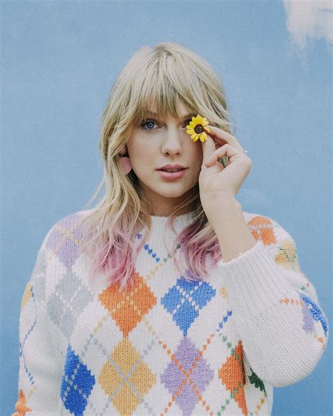 Gorgeous Taylor Swift In Cute Sweater Holding A Flower Celeblr