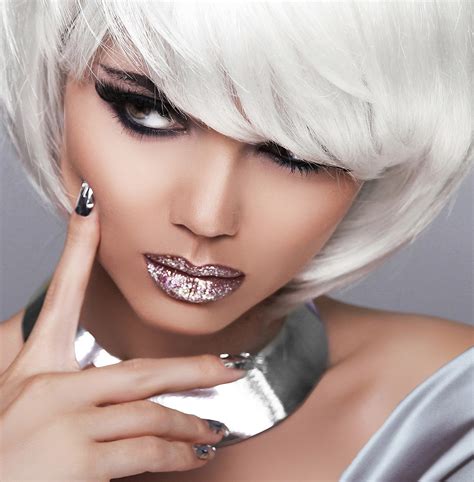 Fashion Blond Girl Beauty Portrait Woman White Short Hair Sex Alqimia Joyería en Acero