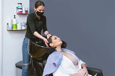 보호 얼굴 마스크를 착용하고 분지에 젊은 여성의 머리를 씻는 미용사 20 24세에 대한 스톡 사진 및 기타 이미지 20 24세 2명 30 34세 Istock