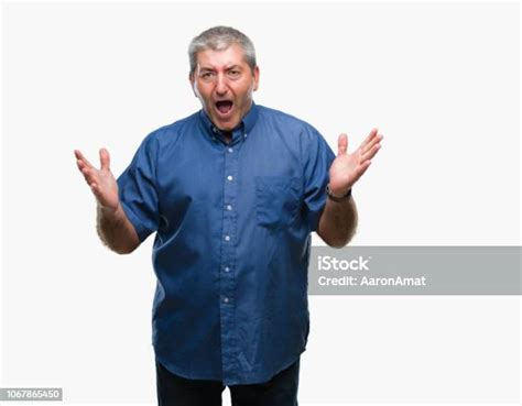 미친을 축 하 하 고 무기와 성공을 위한 흥분 비명 제기 및 오픈 눈 깜짝 놀라게 격리 된 배경 위에 잘생긴 수석 남자 우승자 개념 긍정적인 감정 표현에 대한 스톡 사진 및