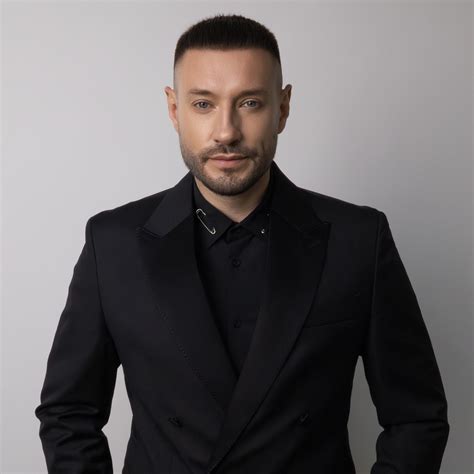 Любов зявляється раптово і накриває хвилею емоцій 💞Ти ще вчора був сам а сьогодні вже не