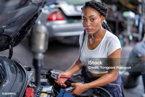 자동차 수리점 스탠드에서 기계 소녀 배터리 점퍼 케이블 보유 가솔린에 대한 스톡 사진 및 기타 이미지 가솔린 건강관리와 의술 공구상자 Istock