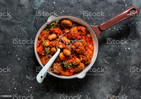 어두운 배경에 프라이팬에 향기로운 허브와 향신료와 토마토 소스에 미트볼과 콩 스튜 상단 보기 0명에 대한 스톡 사진 및 기타 이미지 Istock
