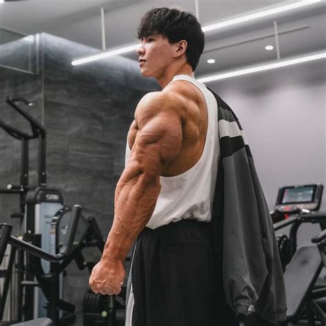 「待ってろ世界」横川尚隆 ボディビル大会控え極限まで鍛え上げた圧倒的な筋肉を披露！力強さと優雅さを兼ね備えた姿に「泣けてくる程デカい」「完璧ボディ」 めざましmedia 好き”でつながる