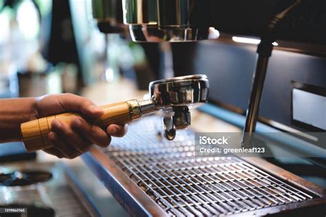 카페의 에스프레소 커피 머신 상점이나 레스토랑 현대 커피 숍 브라운 카푸치노 음료 메이커의 바에서 컵과 함께 뜨거운 음료