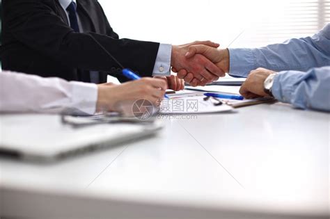 谈判桌握手缔结合同的商务会商高清图片下载 正版图片507215995 摄图网