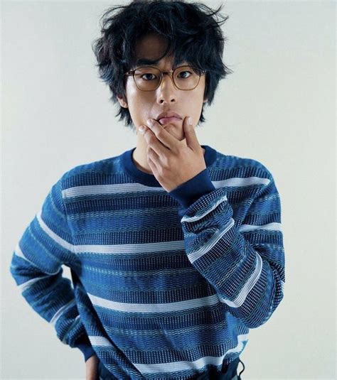 구교환 배경화면 사진 스튜디오 인물사진 배우 배경화면 사진