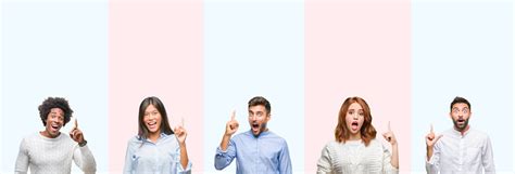 화려한 고립 된 배경 위에 젊은 사람들의 그룹의 콜라주는 성공적인 아이디어와 손가락을 가리키는 종료 하 고 행복 넘버 원 가리키기에 대한 스톡 사진 및 기타 이미지 Istock