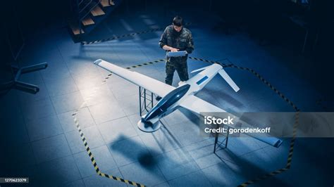 육군 항공 우주 엔지니어는 무인 항공기 무인 항공기에 작동합니다 노트북을 사용하여 제복 항공 전문가 감시 전쟁 전술 공격 기계와 산업 시설 높은 샷 군사에 대한 스톡 사진