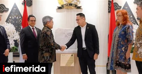 Το μαρμάρινο γλυπτό «Μηχανισμός των Αντικυθήρων στον εκθεσιακό χώρο του κοινοβουλίου της