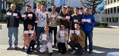 领馆前焚烧中共国旗 洛城华人吁释放国内良心犯 明信片寄托关心 ＊ 阿波罗新闻网