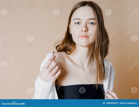 看照相机的白色衬衫的时装模特儿美丽的裸体女孩隔绝在米黄背景 库存照片 图片 包括有 女孩 杂志 138044204