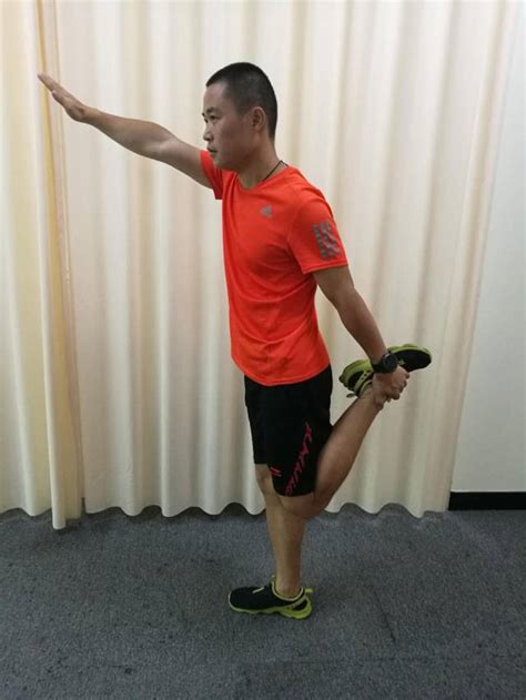 跑步前后拉伸动作图解 跑步前后拉伸动作图 跑步前拉伸动作 第8页 大山谷图库