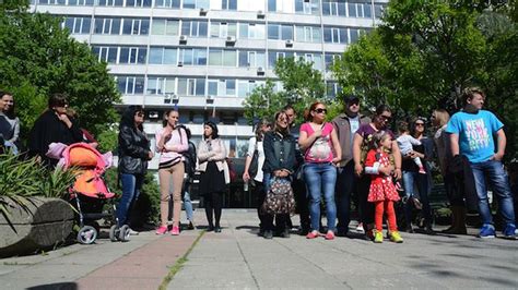 Родители протестират пред Фонда за лечение на деца в чужбина снимки Новини бг