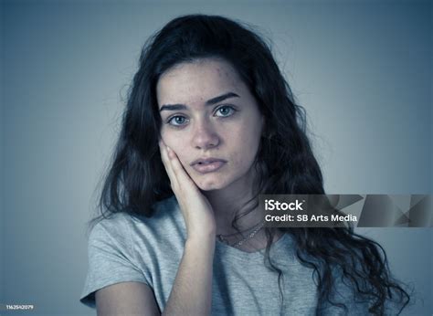 감정적 인 고통을 느끼는 불행한 얼굴을 가진 아름다운 슬픈 비참한 어린 십대 소녀의 초상화 인간의 얼굴 표정 부정적인 감정과 어린 시절 우울증 개념 무디 배경 16 17