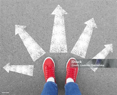 미래 직업 선택 아스팔트에 그려진 표지판 앞에 서 있는 소녀 기회의 다양성을 상징하는 다른 방향을 가리키는 화살표 신발에 대한 스톡 사진 및 기타 이미지 Istock