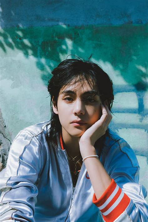 방탄소년단 뷔 레이오버 콘셉트 포토 공개…노메이크업 맞아