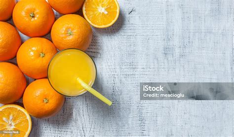 갓 짜낸 오렌지 주스 차가운 음료와 유리 나무 배경에 오렌지 과일 비터 세비야 신선한 오렌지 감귤 류의 과일 개념 0명에 대한 스톡 사진 및 기타 이미지 Istock