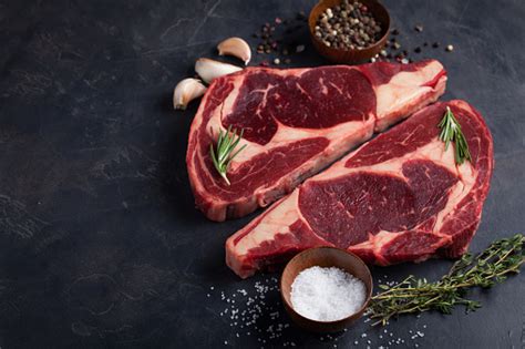 원시 신선한 대리석된 고기 스테이크 Ribeye 블랙 앵거스 검은색 대리석에 어두운 돌 테이블에 향신료와 함께 쇠고기 복사 공간 평면도 0명에 대한 스톡 사진 및 기타