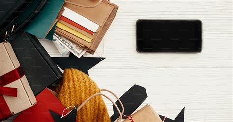 크리스마스 쇼핑 및 계절 판매 빈 화면 신용 카드 돈 지갑 가방 옷 선물 상자 소박한 나무에 태그가 있는 전화 텍스트를 위한 공간입니다 광고 앱 사진