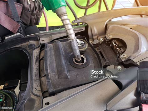 주유소에서 오토바이에 연료를 보급하십시오 주유소의 탱크로 가솔린을 펌핑하는 가스 노즐 주유소에서 연료 보급하는 자동차 가격에 대한 스톡 사진 및 기타 이미지 Istock