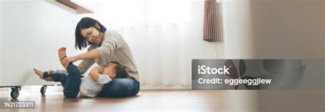 바닥에서 어린 소년과 놀고있는 일본인 어머니 실내에서 즐거운 시간을 보내는 행복한 아시아 가족 가족과 함께 집에에 대한 스톡 사진 및 기타 이미지 Istock