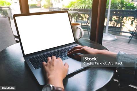 테이블에 커피 컵빈 흰색 바탕 화면과 노트북에 손을 입력 개념에 대한 스톡 사진 및 기타 이미지 개념 개념과 주제 공란 Istock