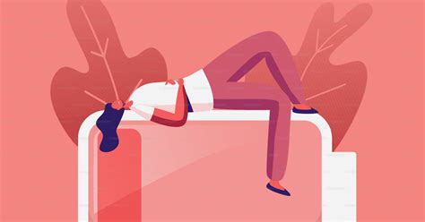 피곤하거나 초라한 사업가 캐릭터가 낮은 빨간색 충전 수준으로 거대한 배터리에 누워 있습니다 마지막 힘에서 일하는 과부하 직원