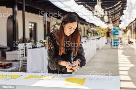 결혼식 피로연을 준비하기 위해 장소 카드 소지자와 테이블을 장식하는 젊은 여성의 샷 수첩에 대한 스톡 사진 및 기타 이미지 수첩 이벤트 뜻깊은 Istock