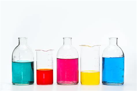 배경에 다른 색상의 액체와 다른 크기의 유리 병과 플라스크 화학 실험실 Stem 주제에 대한 스톡 사진 및 기타 이미지 Stem 주제 개념 개발 Istock