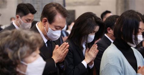 尹대통령 내외 명동성당서 추모미사
