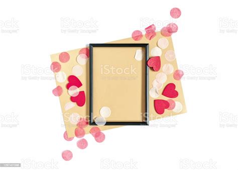 빈 검은 색 사진 프레임 하트의 나무 빨간 모양 종이 둥근 색종이와 종이 의 종이는 흰색 배경에 있습니다 발렌타인 데이 배경 플랫 레이 맨 위 보기입니다 공간을 복사합니다