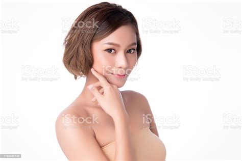 깨끗 하고 신선한 피부와 함께 부드러운 뺨과 미소를 만지는 아름 다운 젊은 아시아 여자 행복과 쾌활한 흰색 배경에 고립 아름다움과 화장품 개념 건강관리와 의술에 대한 스톡
