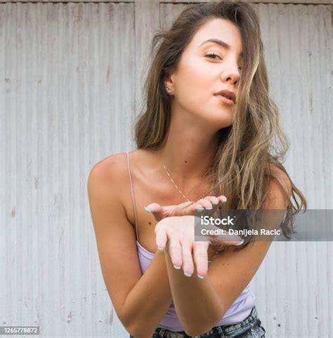 젊은 아름다운 여자의 초상화 긴 곱슬 곱슬 물결 모양의 머리 스튜디오 샷 의 젊은 아름다운 여자 20 24세에 대한 스톡 사진