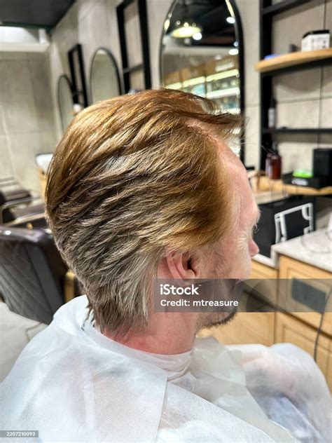 이발사의 망토를 입은 백인 남자의 클로즈업 이미지 미용실 의자에 앉아 강조 표시된 헤어 스타일 헤어 컷 레이어 및 색상