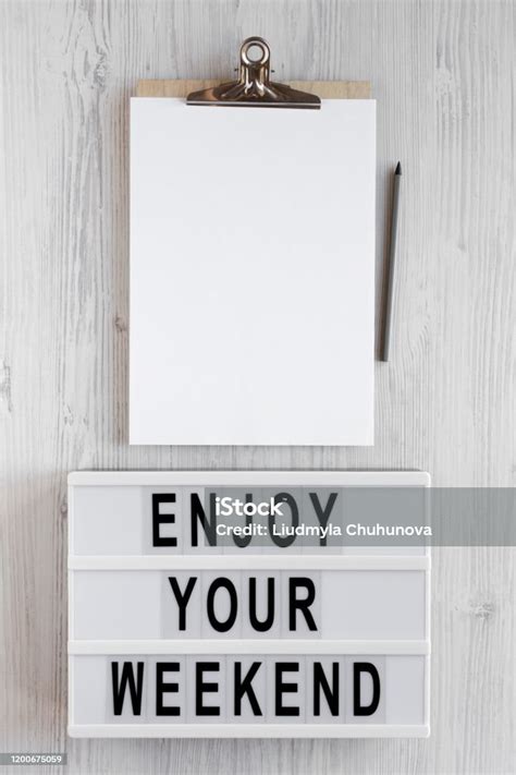 현대 보드에 주말을 즐기십시오단어 흰색 나무 배경에 종이 빈 시트와 클립 보드 상단보기 오버 헤드 위에서 평평한 누워 공간을
