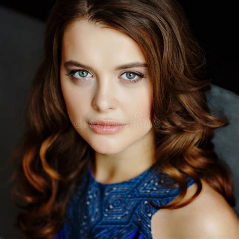 Ritratto Di Bella Ragazza Sexy E Sensuale Con Bello Marrone Fotografia Stock Immagine Di