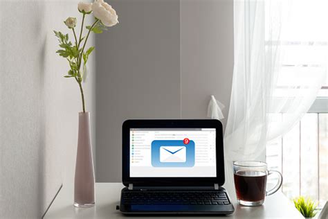 랩톱 화면의 웹 아이콘 온라인 메시지 아이콘입니다 온라인 세계에서 이메일로 비즈니스 커뮤니케이션의 개념 콘텐츠 블로깅 데이터 인터넷 미디어 공유 컴퓨터 마우스에 대한 스톡