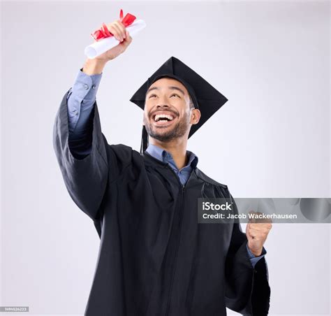 학생 남자 행복 성공 및 인생 목표 달성과 함께 스튜디오에서 축하 및 졸업장 아시아 남자 행복하고 미소를 지으며 대학 대학 또는 아카데미 졸업 증명서 30 34세에 대한