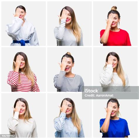 격리 된 배경 얼굴과 놀라운 감정에 확신 미소와 함께 손으로 한쪽 눈을 덮고 위에 아름 다운 젊은 여자 콜라주 가리기에 대한