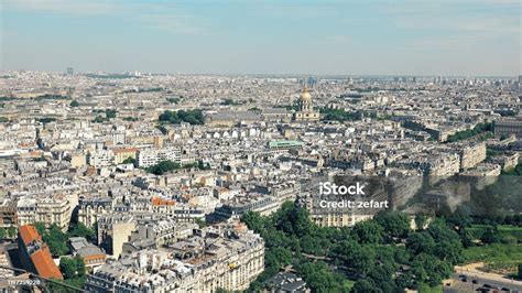 에펠 탑에서 파리 도시 경관 유명한 랜드 마크 돔 레 앵발리드 나폴레옹 무덤과 파리의 박물관과 기념물의 단지에 집 건축에 대한