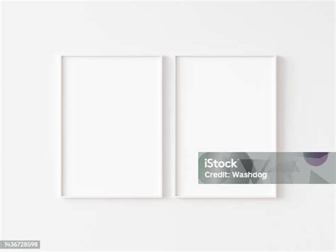 흰색 벽에 얇은 흰색 테두리가 걸려 있는 두 개의 빈 수직 방향 직사각형 액자 3d 그림입니다 0명에 대한 스톡 사진 및 기타 이미지 Istock
