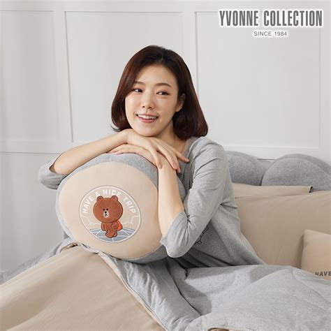 YVONNE COLLECTION LINE FRIENDS熊大啟程圓形抱枕 奶茶棕 誠品線上