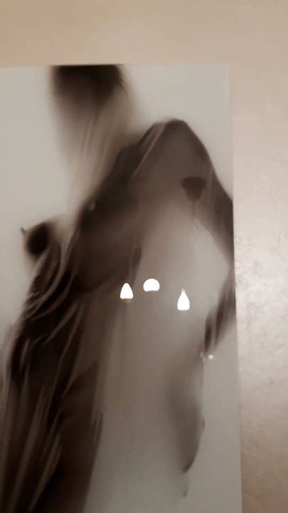 Картина на стекле в интерьере Силуэт девушки за мокрой тканью Tm