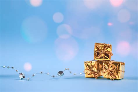 카피 스페이스와 파스텔 블루 배경에 현재 상자 장식 및 흐릿한 보케 조명트렌디 한 크리스마스와 새해 구성의 클로즈업 보기 선택적 초점 텍스트 장소 0명에 대한 스톡 사진 및